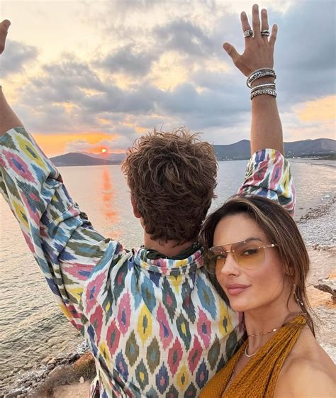 Alessandra Ambrosio Faz Topless Durante Férias Românticas Com O