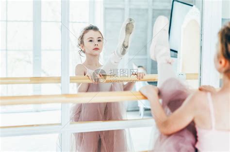 舞蹈课上的年轻古典芭蕾舞演员女孩美丽优雅的芭蕾舞女演员在白光大厅的大镜子附近穿着粉色短裙高清图片下载 正版图片506183422 摄图网