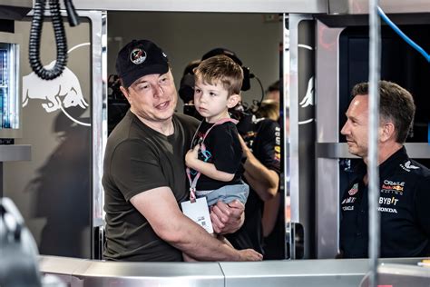 Илон Маск стал отцом в одиннадцатый раз