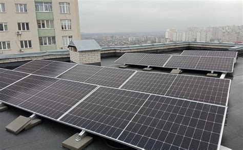 У Деснянському районі на даху багатоповерхівки встановили сонячну станцію Вечірній Київ