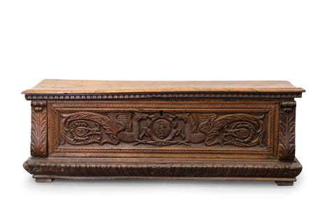 CASSAPANCA IN LEGNO DI NOCE SCOLPITO E PATINATO XVII SECOLO Wannenes