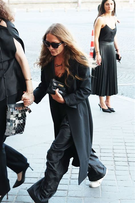 Rejoice We Have A Rare Mary Kate Olsen Street Style Shot