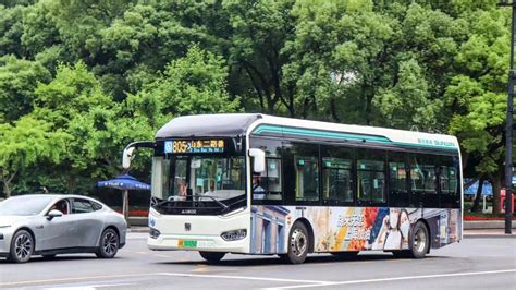 魔都街头上贴有抗疫主题海报的巴士们——上海万畅交通科技有限公司