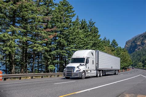 인기있는 프로 빅 리그 화이트 세미 트럭 크롬 그릴 가드와 함께 분할 고속도로 도로에서 운전하는 냉장 세미 트레일러에서화물을 운반 세미 트럭에 대한 스톡 사진 및 기타