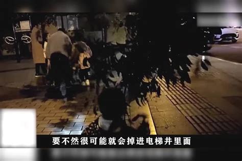 男孩一脚蹬飞电梯门物业要索赔妈妈赔啥你们该感谢我儿子
