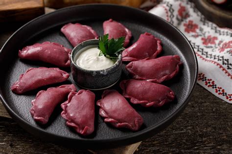 맛있는 전통 러시아 만두 사탕무로 칠해진 수제 반죽 나무 판상에서 의정 생활 클로즈업 사우어크라우트에 대한 스톡 사진 및 기타