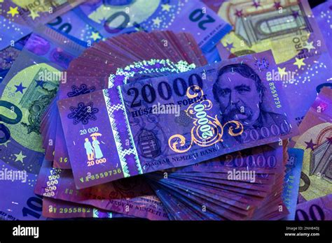 Pour vérifier l authenticité de l argent 20 000 billet HUF sous UV