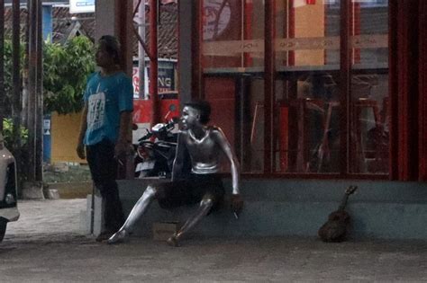 Kerap Ditertibkan Manusia Silver Di Purwokerto Masih Bermunculan