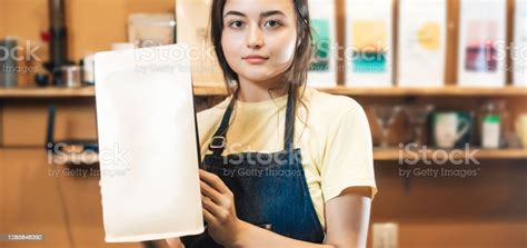 좋은 여자 웨이트리스의 초상화 복사 공간 템플릿에 대한 개념입니다 사진 실내 카페 레이디 시연 종이 팩 모형 용 커피 또는 차 20 24세에 대한 스톡 사진 및 기타 이미지