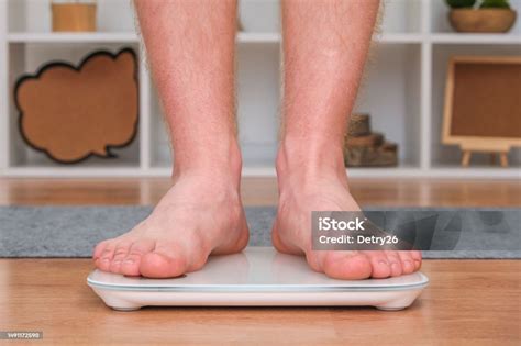 남자는 저울 위에 서 있습니다 그 남자는 몸무게를 잰다 건강을위한 바닥 저울 체중 조절 25 29세에 대한 스톡 사진 및 기타 이미지 Istock