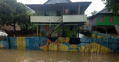 Warga Polewali Mandar Ikat Rumah Ke Pohon Agar Tak Terseret Banjir