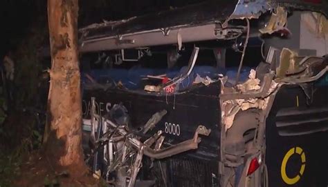 Batida entre ônibus e carreta deixa cinco mortos TRIBUNA TOP