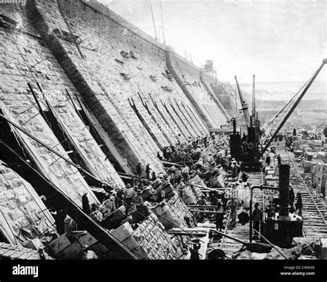 Construction De Lancien Barrage Dassouan Banque Dimages Photo Stock 36997052 Alamy