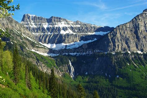 Hochgebirge Und Wasserfall Nahe Logan überschreiten Montana Stockbild