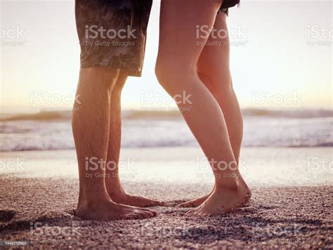여름 사랑 해변은 마이애미 휴가에 지원 여행 및 행복을 위해 함께 일몰에 커플의 다리와 함께 목표 비전 및 신뢰 날짜 및 자연을
