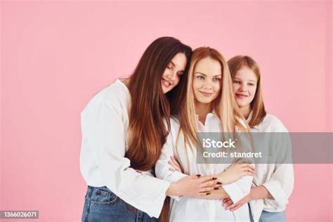 함께 서 있다 젊은 어머니 와 그녀의 두 딸 이다 에 이 작업장 10 11세에 대한 스톡 사진 및 기타 이미지 10 11세