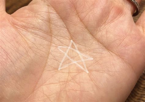 左手の手相の中に「五芒星」が3つ重なってある意味は？