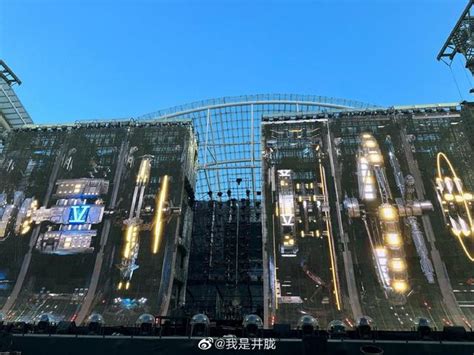 井胧去看张杰沈阳演唱会 晒后台合照称是圆梦时刻 新浪图片