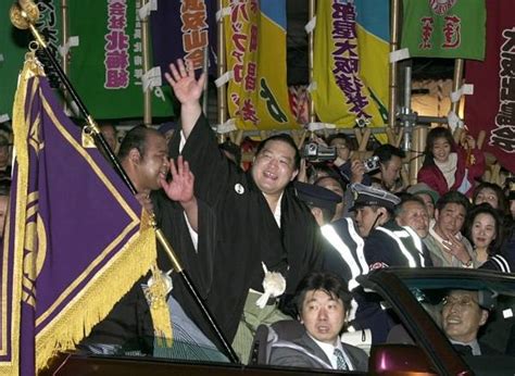 2001年の大相撲春場所で5場所ぶり2度目の優勝を果た：大関魁皇 写真特集：時事ドットコム