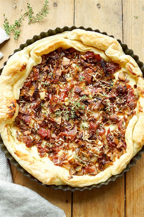 Blätterteig Tarte mit karamellisieren Schalotten Rezept Elle Republic