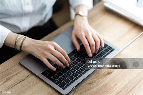 노트북에 입력 하는 여자의 클로즈업 나무 사무실 테이블에 키보드에 이메일을 쓰는 여성의 손의 상단보기 가정 생활에 대한 스톡