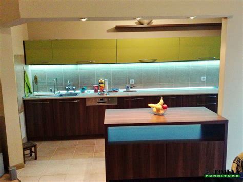 Кухня с лед осветление под горен ред шкафове