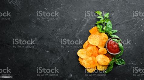 검은 배경에 향신료와 감자 칩 맥주에 간식 맨 위 보기 텍스트의 여유 공간입니다 0명에 대한 스톡 사진 및 기타 이미지 0명