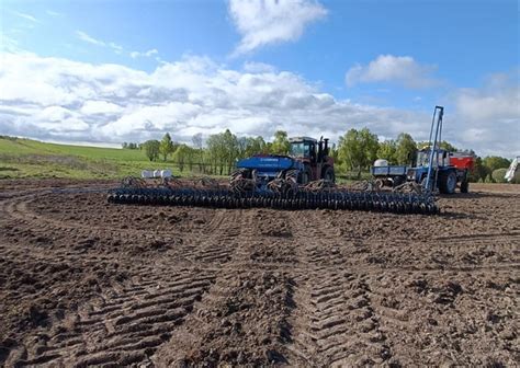 Ежедневно аграрии Смоленской области засеивают свыше 5 тысяч гектаров пашни