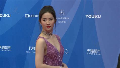 明星生图 长期网址 Sc8life On Twitter 刘i亦i菲 美脚特写脚上的纹理细节清晰可见低胸礼服 46张7部视频 取