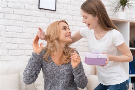 La Hija Da A Su Madre Un Regalo Foto De Archivo Imagen De Muchacha