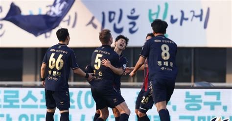 K리그 승강po 강등 벼랑 끝 섰던 수원fc 5골 몰아넣으며 K리그1 잔류 성공