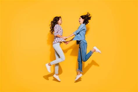 전체 길이 바디 크기 보기 프로필 사이드 사진 아름 다운 힙 스 터 만족 재미 펑키 기쁜 웃음 여름 여행 바보 무료 시간 주말 체크 셔츠 긴 머리 청바지 고립 된 노란색