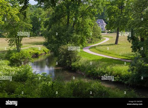 ILM Fluss mit Wanderwegen Goethes Gartenhaus an der Rückseite Ilm