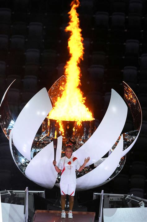 東京五輪の最終聖火ランナーは大坂なおみ、柔和な笑顔で聖火台に点火｜よろず〜ニュース
