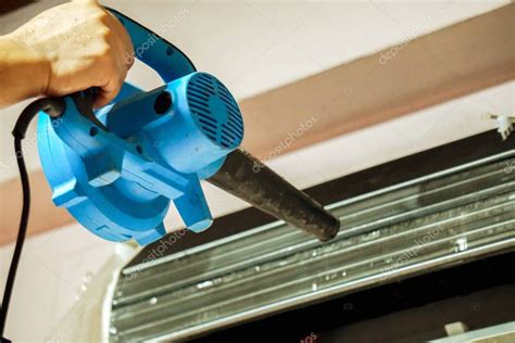 Primer plano y mano de la cosecha del técnico de reparación eléctrica