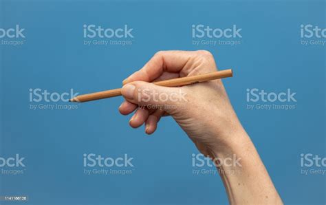 젊은 여성이 파란색 배경에 손을 표시 합니다 손과 손톱의 매력적인 프리 젠 테이 션 도미니카에 대한 스톡 사진 및 기타 이미지 도미니카 매니큐어 미용술 명랑한