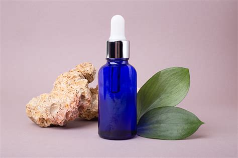 화장품 유리 오일 드롭퍼 천연 석재와 광택있는 녹색 잎 환경 친화적 인 개념의 연단 근처 0명에 대한 스톡 사진 및 기타 이미지 Istock