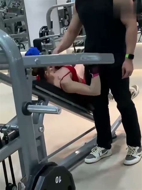 美女被健身教练揩油 Youtube
