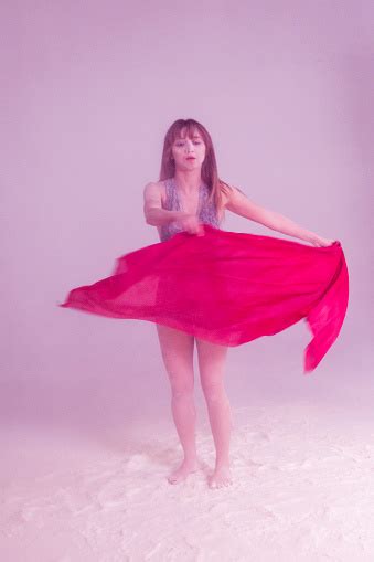 젊은 여자 댄서 춤과 터키 이스탄불에서 스튜디오에 목도리 포즈 가루로 빻은에 대한 스톡 사진 및 기타 이미지 가루로 빻은 기 댄서 Istock