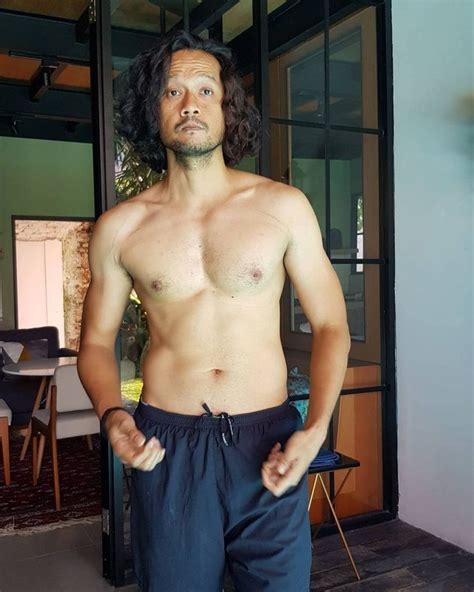 Latest Photos Of Dwi Sasono Showing Off His Bare Chest Muscles Fit Because Of Regular Exercise