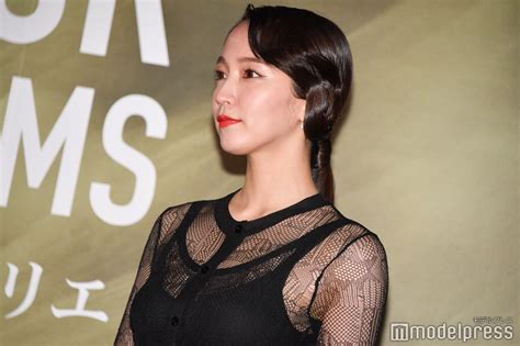 画像12 14 吉岡里帆、セクシードレスで登場 “クリスマスに毎年行く場所”明かし取材陣驚き＜クリスチャン・ディオール、夢のクチュリエ