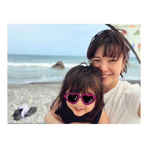 知花くららさんのインスタグラム写真 知花くららinstagram「おはようございます。 朝から雨模様。この湿度も、海辺では心地よいです。 お天気の良かったある日。5時半おきの娘たち