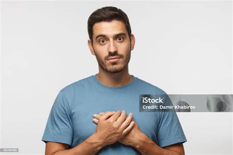 어떤 마음으로 친절 한 좋은 사람 파란색 티셔츠를 입고 친절 보여줍니다 가슴에 손을 계속 웃 고 긍정적인 젊은이 동정을 표현 관대함에 대한 스톡 사진 및 기타 이미지