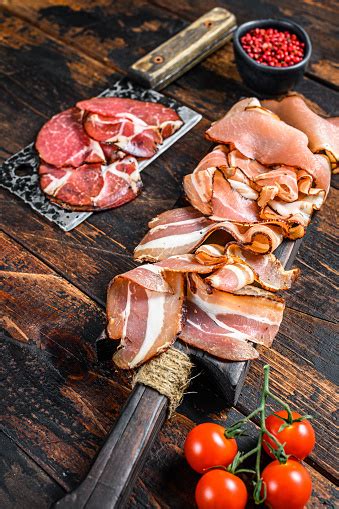 고기 안티 파소 보드 판세타 살라미 슬라이스 햄 소시지 Prosciutto 베이컨 어두운 나무 배경 위쪽 보기 개체 그룹에 대한