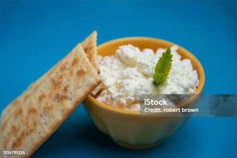 노란 그릇과 파란색 배경 간식 또는 다이어트 개념에 코티지 치즈와 크래커 커드 치즈에 대한 스톡 사진 및 기타 이미지 커드 치즈 코타지 치즈 크넥케브뢰 Istock