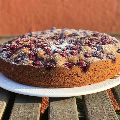 Bizcocho De Chocolate Y Cerezas