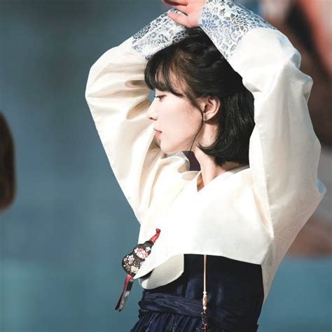 Oh My Girl Community Posts 가장 밝은 달은 언제나 떠있어🌕 추석의 유빈 O Clock💜 아무리