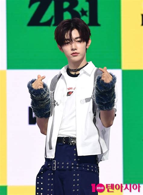 제로베이스원 장하오 제로즈 사랑해ten포토 텐아시아