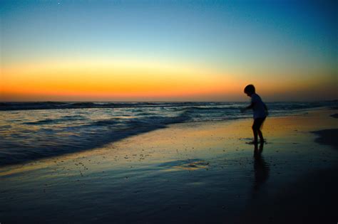 フリー写真素材人物子供人と風景夕日・夕焼け・日没ビーチ・砂浜シルエットアメリカ合衆国画像素材なら！無料・フリー写真素材のフリーフォト