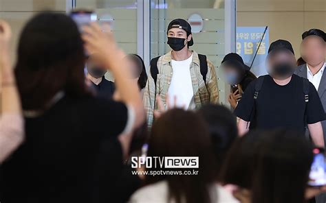 변우석 황제경호 3달 만에…인천공항 연예인 전용출입문 도입 갑론을박
